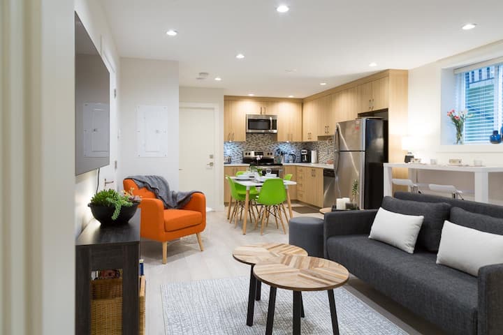 Chic North Shore Suite. - 6400