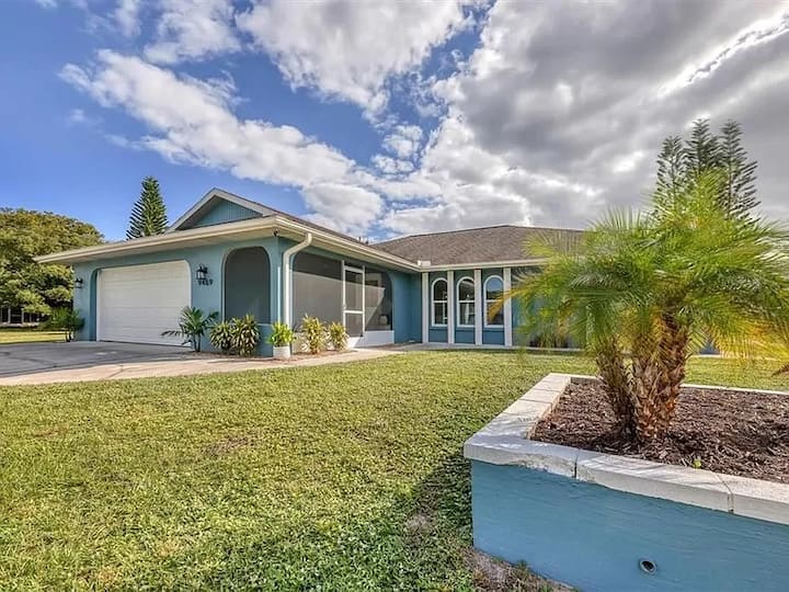 *Heated Pool* Cheerful, Cozy 3 Bed 2 Bath 1/2 Acre - Englewood, FL