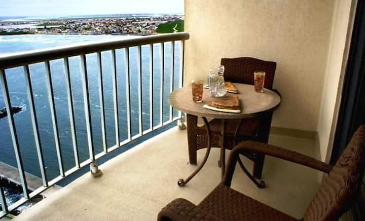 Spacious 2 Bed With A Pool & Balcony - Atlantic City, NJ