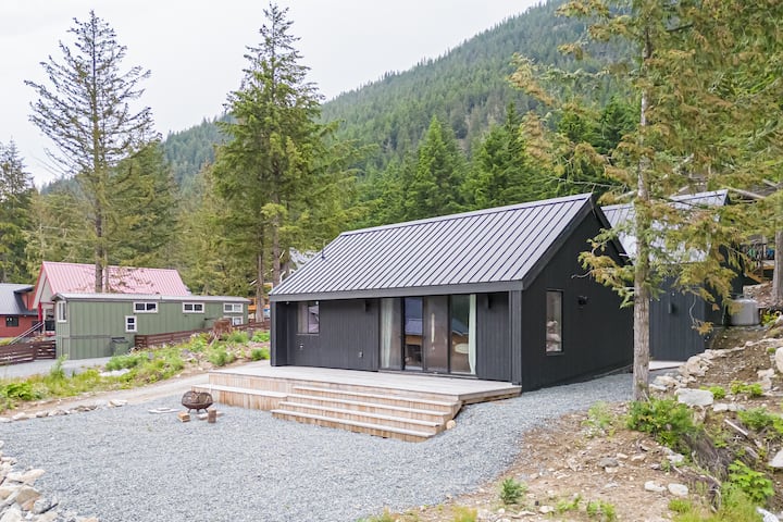 Silvertip Stay | Cabin With Private Deck & Hot Tub - Sunshine Valley