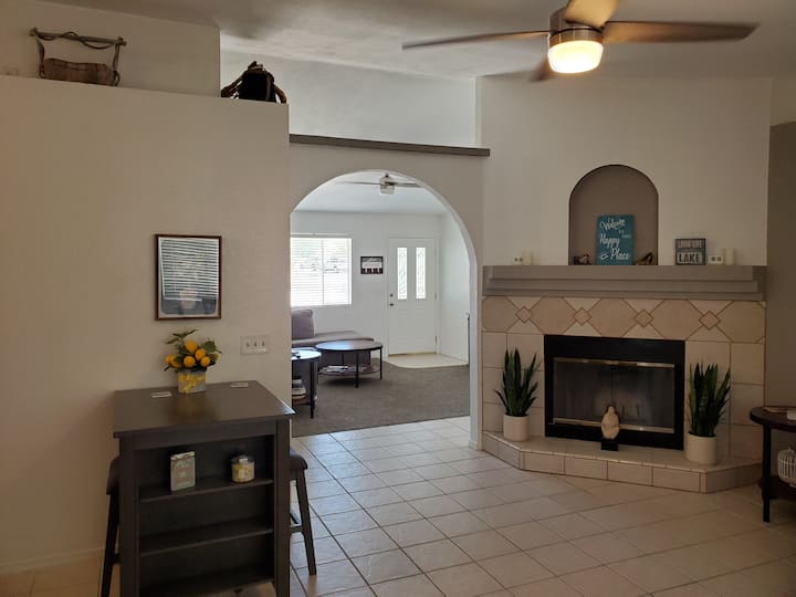 Cozy Home With Indoor Fireplace & Lakeview - 哈瓦蘇湖城