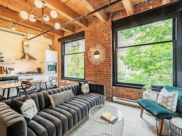 Chic Gastown Studio Loft With King Bed! - Vancouver