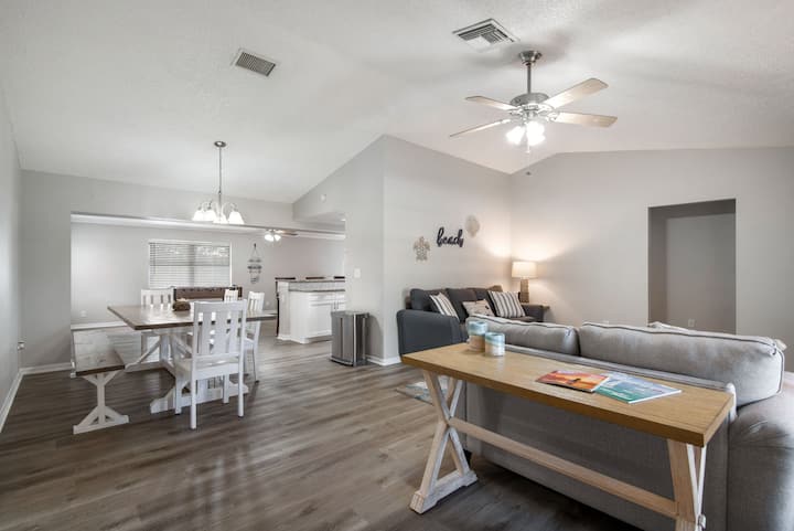 Welcome To Beachy Breeze-a Quiet Coastal Pool Home - Largo, FL