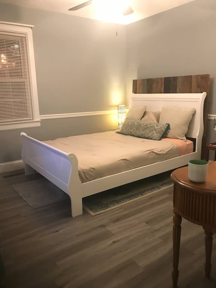 Quiet Private Room Downtown Jville Close To Water - Jacksonville, NC