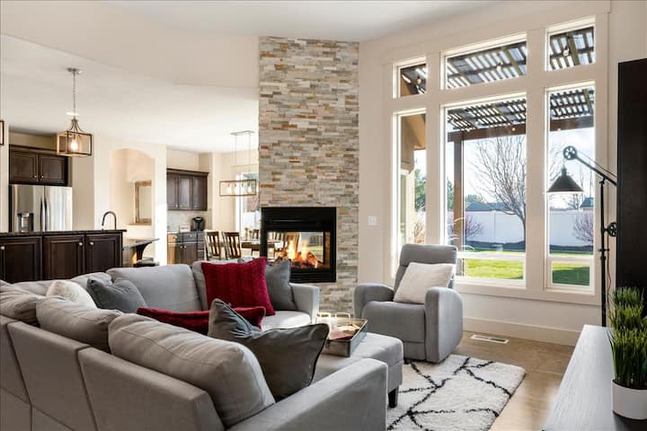 Bright And Beautiful Home In Ne Meridian! - Meridian, ID