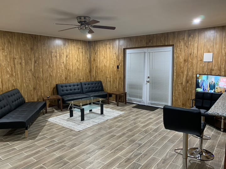 Contemporary Cosy 3-bedroom Residential Home - Sugar Land, TX