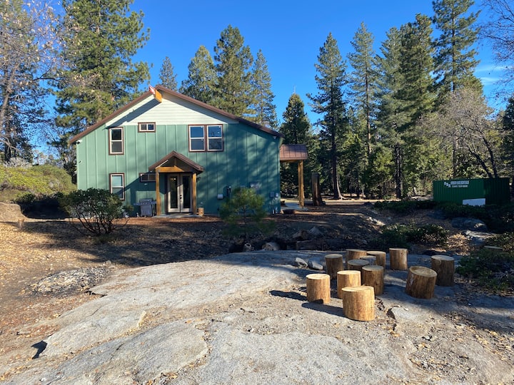 Cheerful 4 Bedroom Cabin On Private 3 Acre Site. - Shaver Lake, CA