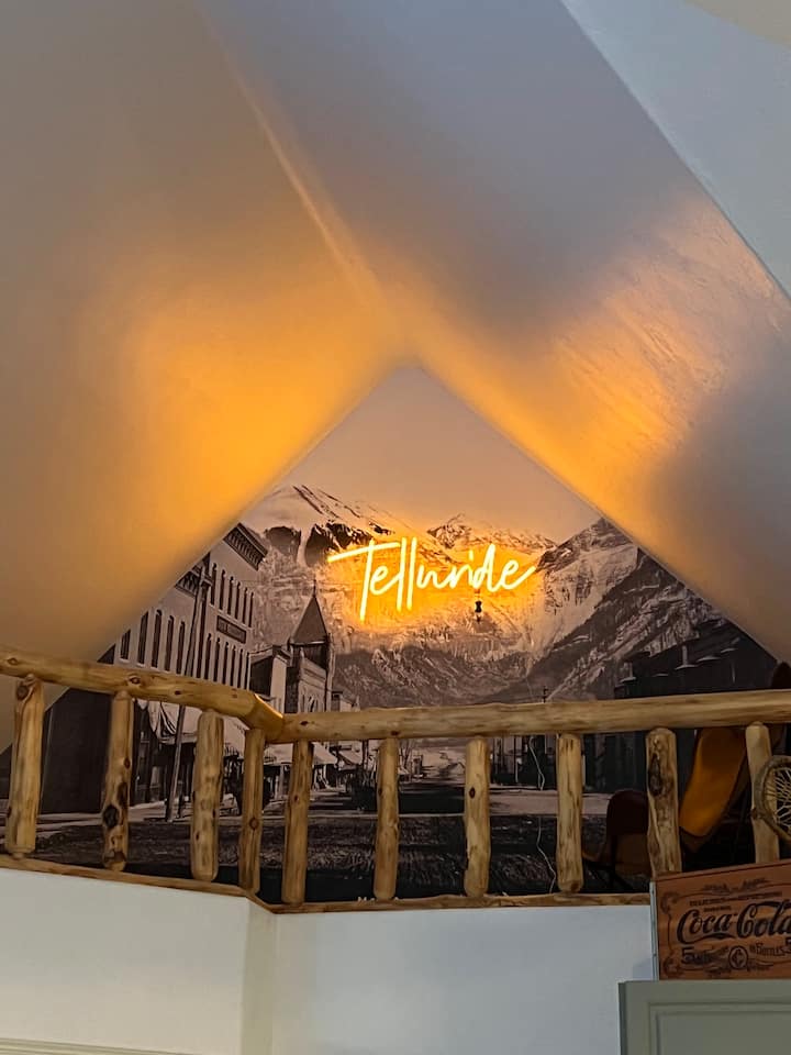 Luxe Telluride Basecamp 2br  W/fireplace And Deck - Telluride, CO