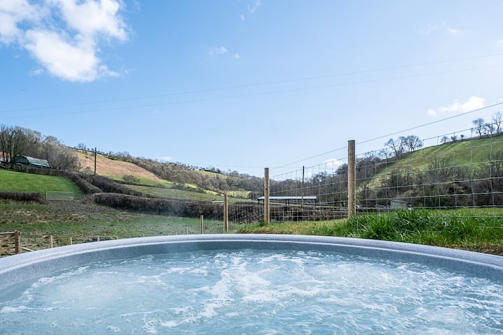 Luxury Welsh Lodge With Log Burner & Hot Tub - Carmarthen