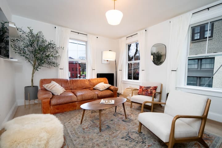 Bright & Spacious 2 Bed Apt · Heart Of Newport - Newport, RI