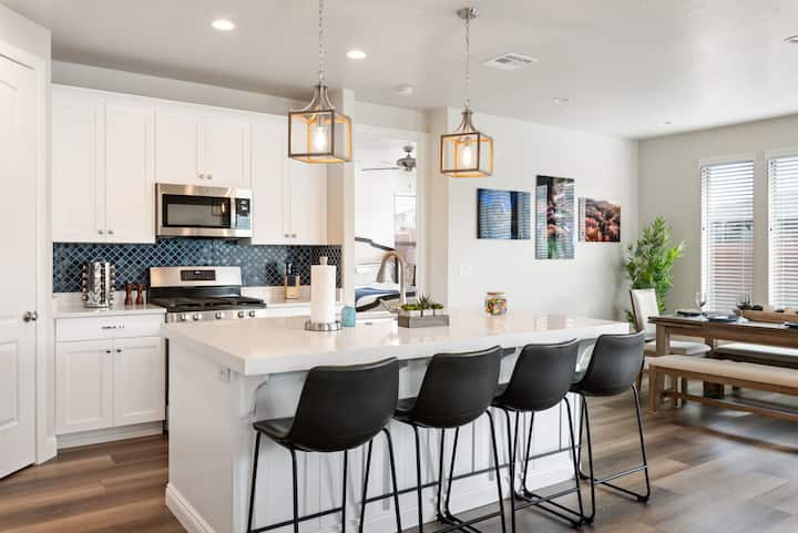 Luxury Utah Gem - Private Hot Tub + 4 Master Rooms - St. George