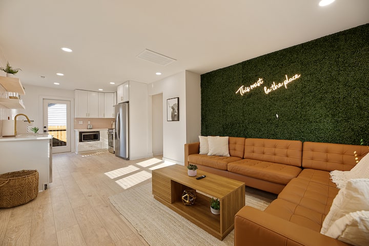 Stylish Renovated Duplex Unit Close To Everything! - Charlotte, NC