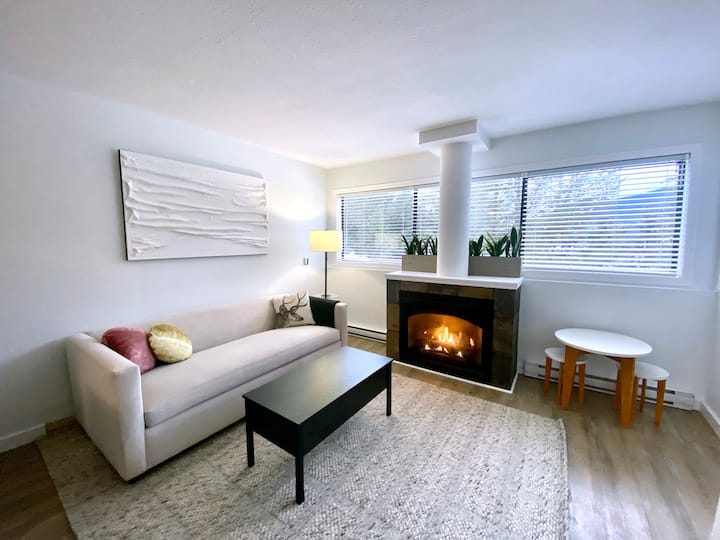 Bright & Modern 1-bedroom +Den Creekside Whistler - 휘슬러