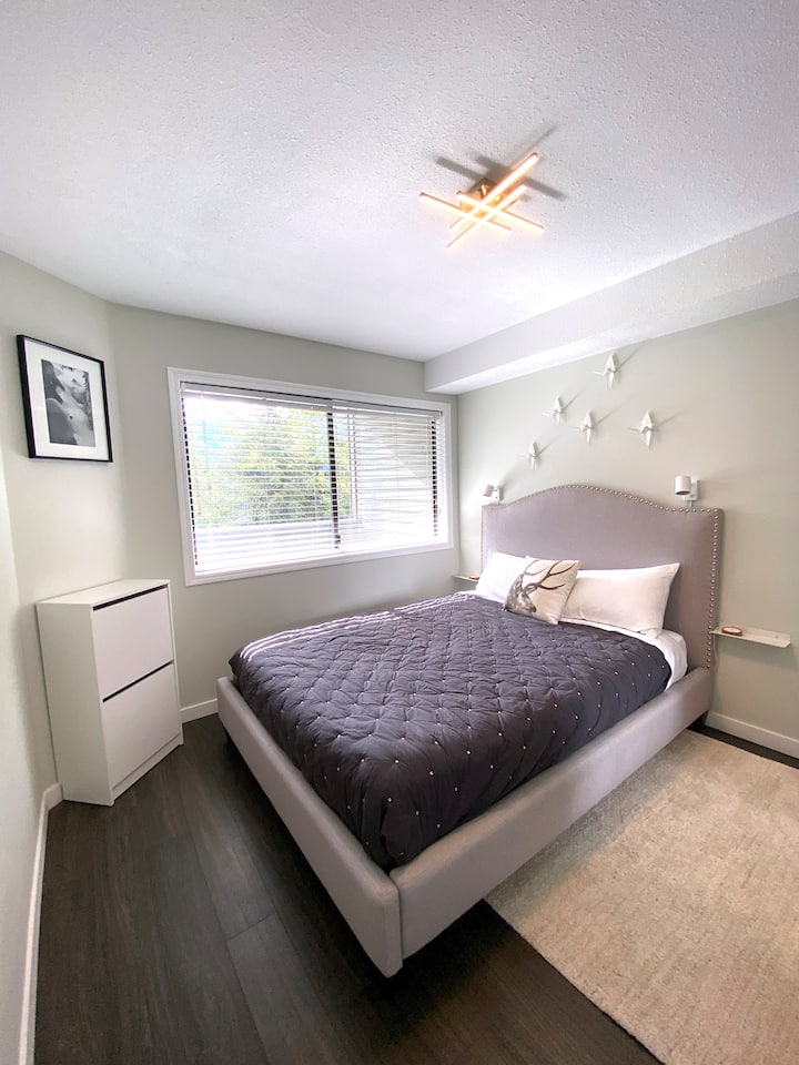 Bright & Modern 1 Bedroom & Den Creekside Whistler - Whistler