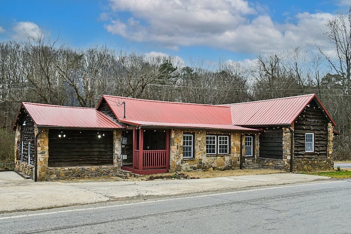 Asheville Rustic Cabin: Hot Tub, Pets Ok, Fire Pit - Asheville