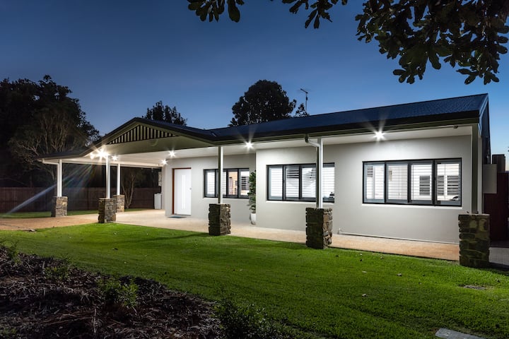 Birds 'N' Bloom - 3 Bedroom Spa Villa - Atherton