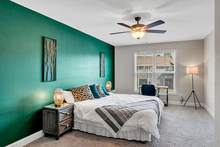 Newly Built & Enhanced: Game Room, Beach &King Bed - Sneads Ferry, NC