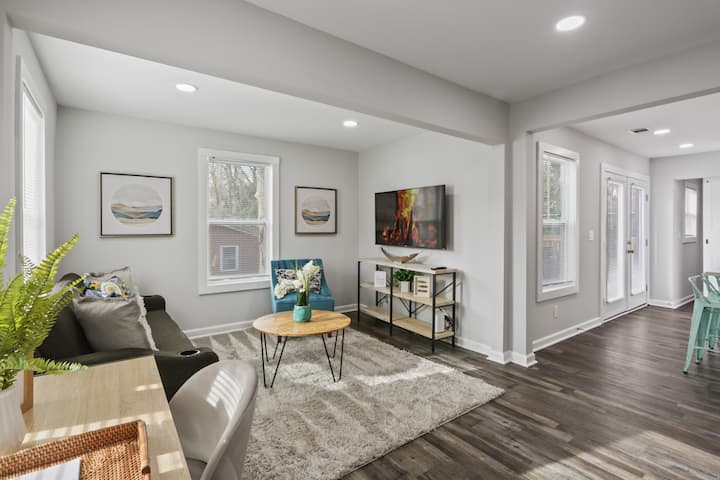 Str Henry Stylish Renovated House @Marietta Square - Kennesaw, GA