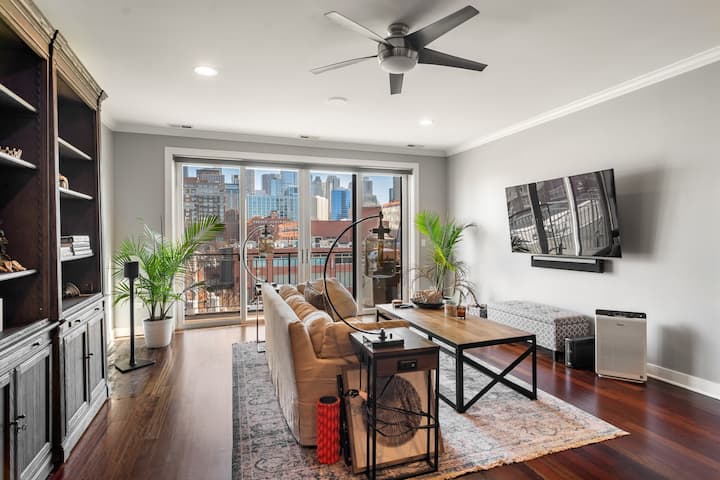 Spacious 2bd 2bth Condo With Skyline Views! - Chicago, IL