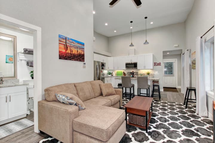 *Midtown *  Hip-4 New Apt Near Medical Locations! - Sacramento, CA