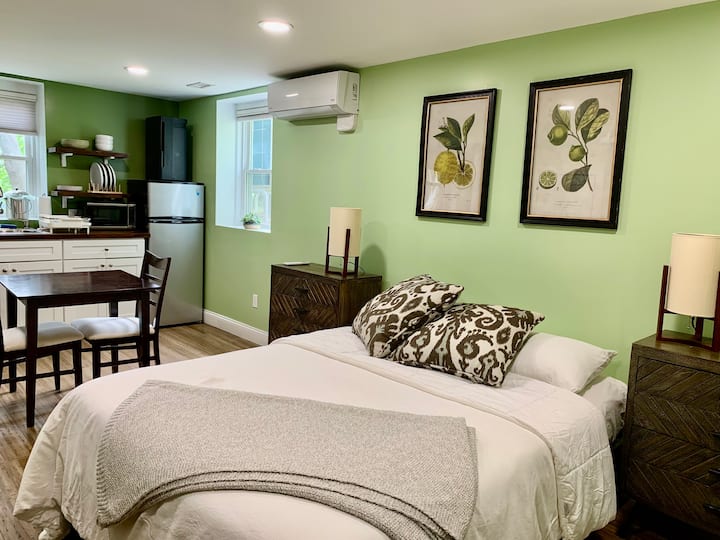 Private Guest Suite With Parking & Fire Pit - Newton, MA