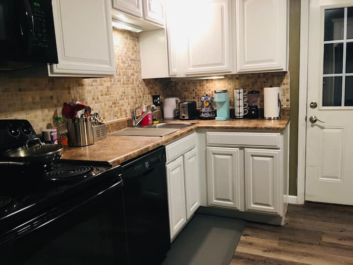 Your Cozy Home In Pittsburgh W/king Bed/parking - Pittsburgh, PA