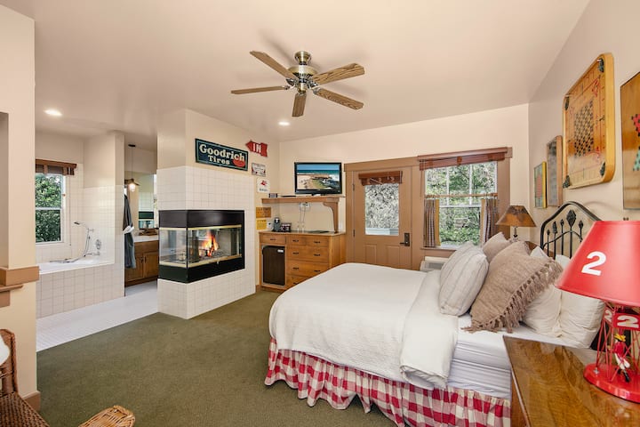 Annie Elizabeth In Boutique Hotel - Julian, CA