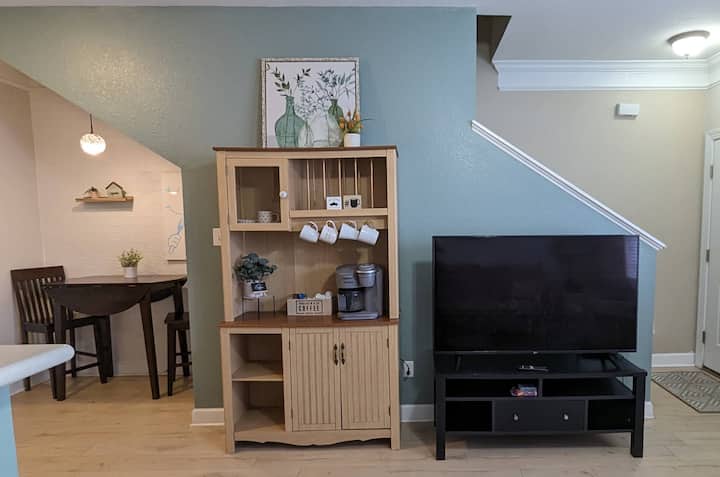 Cozy 3 Bath Townhouse Near Campus & I10 - Tallahassee, FL
