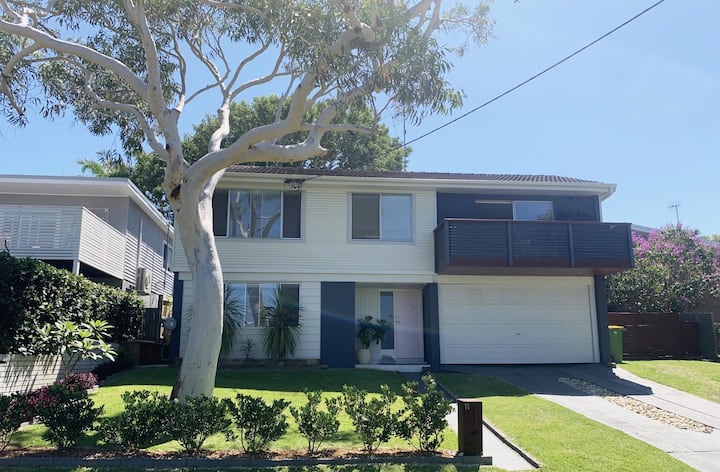 Sun Drenched Family Home. Close To Beach & Shops. - Toowoon Bay