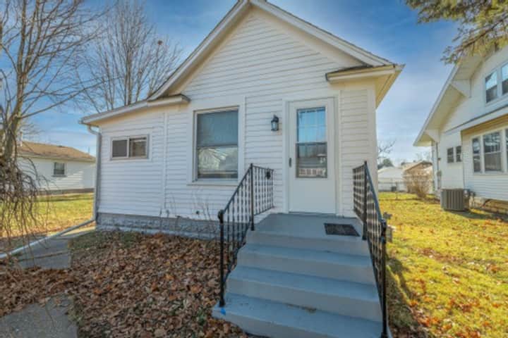Cozy 1-br Rock Island Home - Davenport, IA
