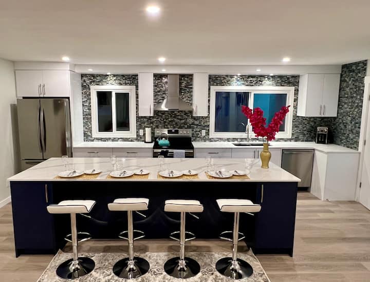 3 Br Home • City Centre Between Airport & Downtown - Calgary