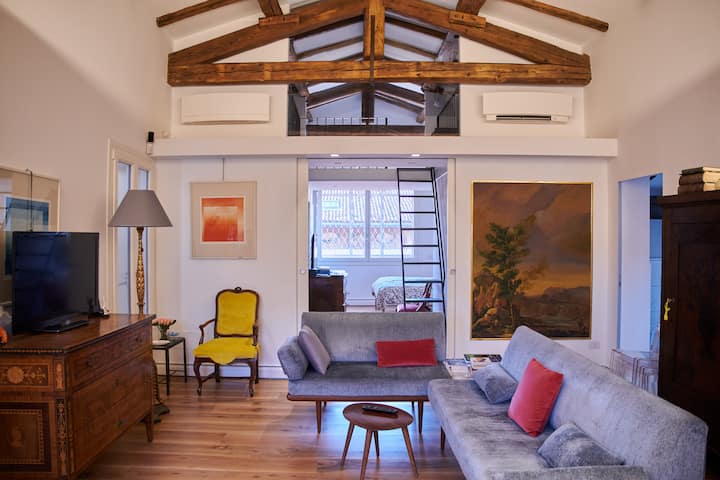 Charme Intemporel: Tour Médiévale, Confort Moderne - Bologna