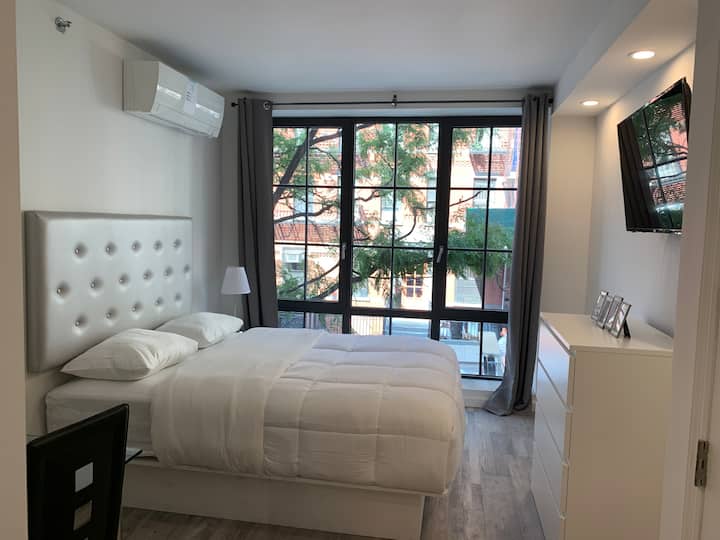 433 West 53-studio Located In Midtown West - 