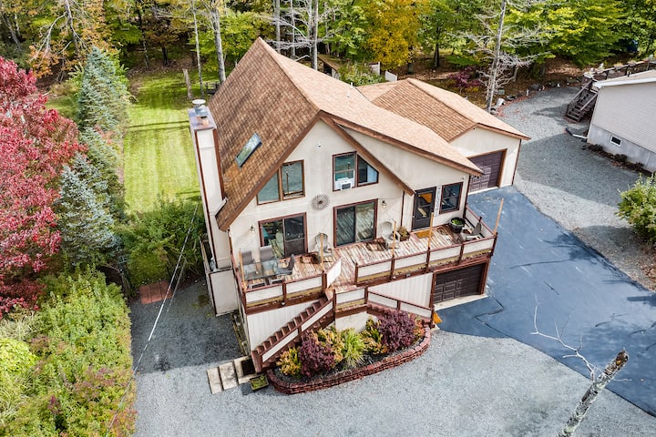 Chalet By Lake W. Hot Tub, Game Rm & Ev-charger - Lake Wallenpaupack, PA