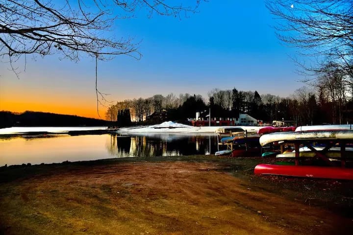Chalet By Lake W. Hot Tub, Game Rm & Ev-charger - Lake Wallenpaupack, PA