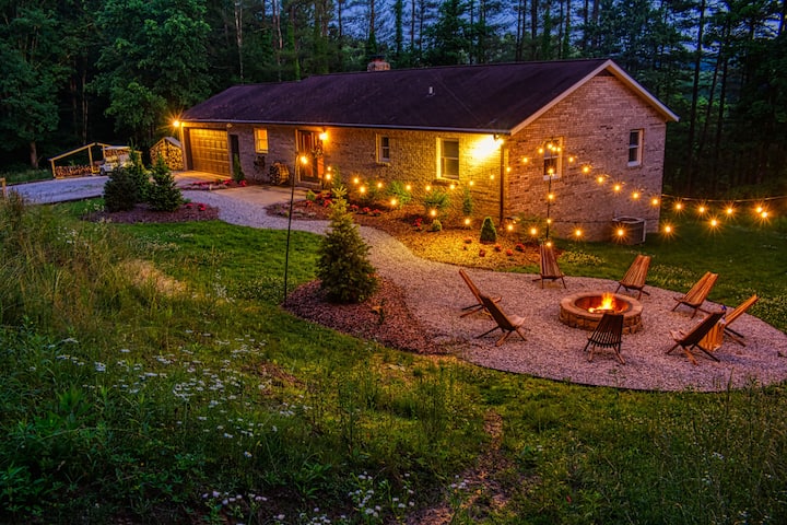 Hocking! King Bed, Hot Tub, Game Room, Fireplace! - Hocking County, OH