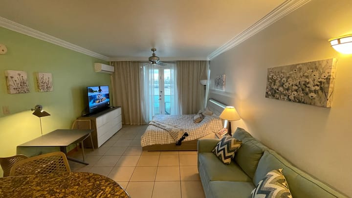 Clv-314, Oceanfront Studio, With Full Kitchen. - San Juan