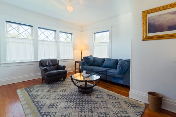 Charming 1905 Upstairs Home - ロサンゼルス