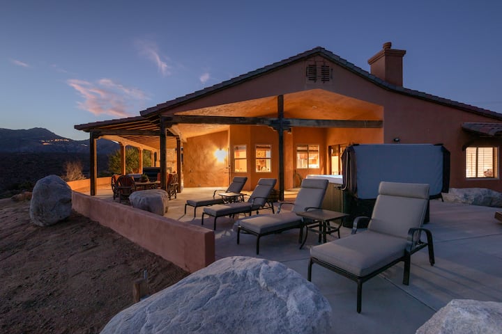 Secluded Desert Art House W/ Gourmet Kitchen & Spa - Yucca Valley, CA