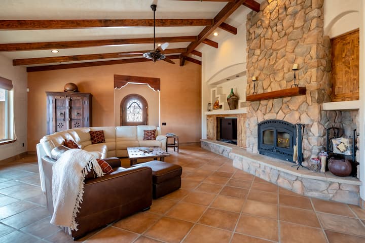 Secluded Desert Art House W/ Gourmet Kitchen & Spa - Yucca Valley, CA