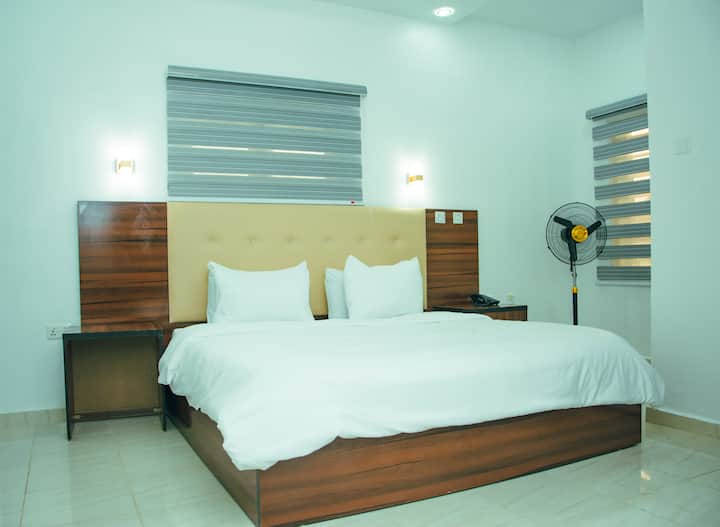 Room In A Lovely 16-rooms Hotel - Benin City