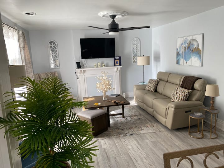 Old West End Deluxe 2 Bedroom Apt With Laundry - Toledo, OH