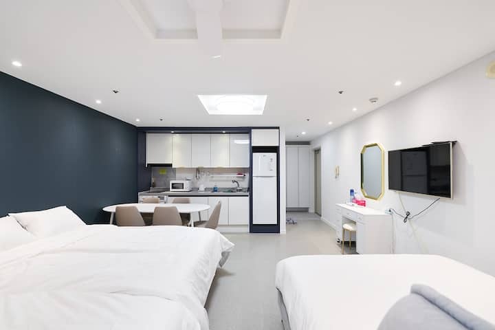 1mins Hongik Stn - 07. Queen Size Bed 3 - South Korea