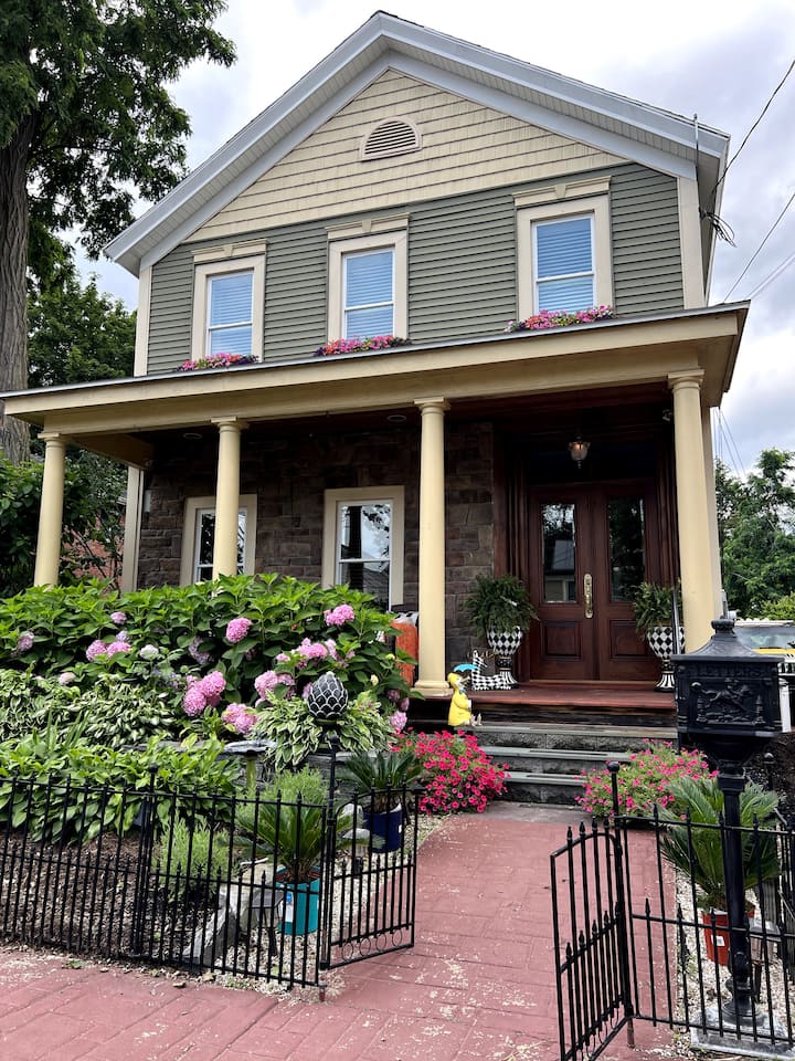 King Bed Suite|trackside Home In Saratoga Springs - Saratoga Springs, NY