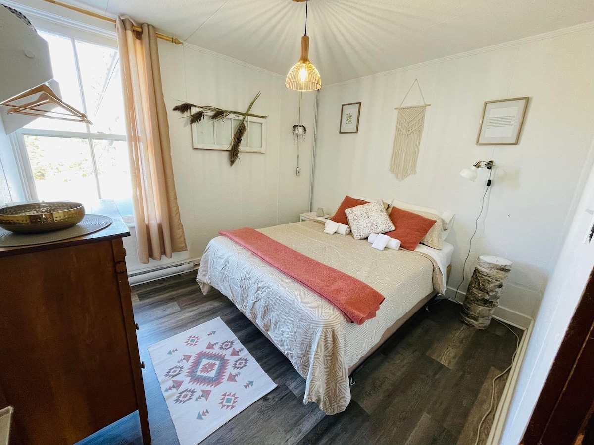 Shawbridge Manor – Sage Room in Prévost, Quebec, Canada - Airbnb