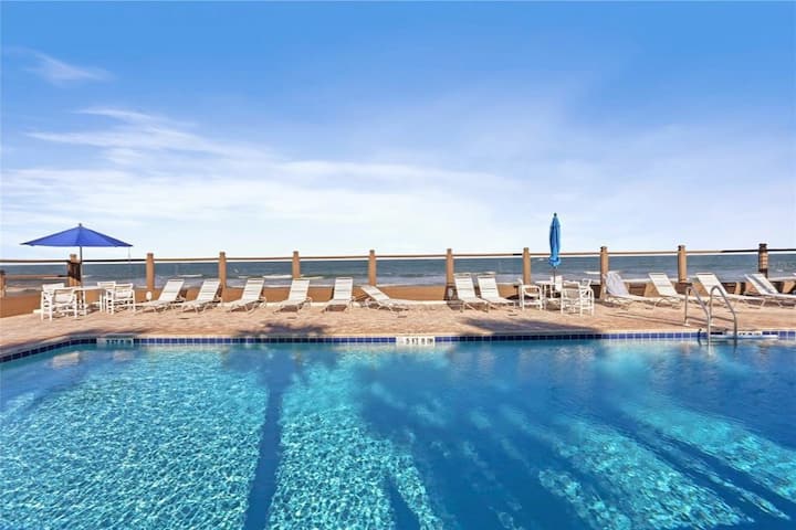 Romantic At Sea| Ocean Front Complex| Pool Open - Daytona Beach, FL