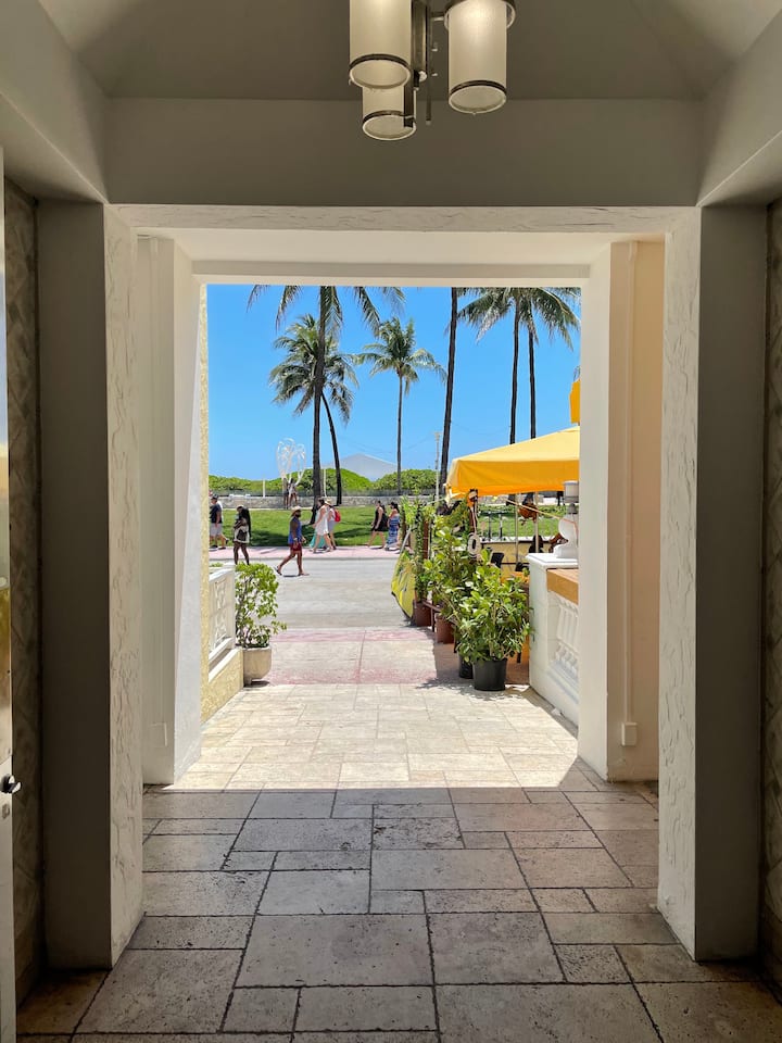 Ocean Drive Apartment | Walk To The Beach | 3beds - Miami Beach, FL