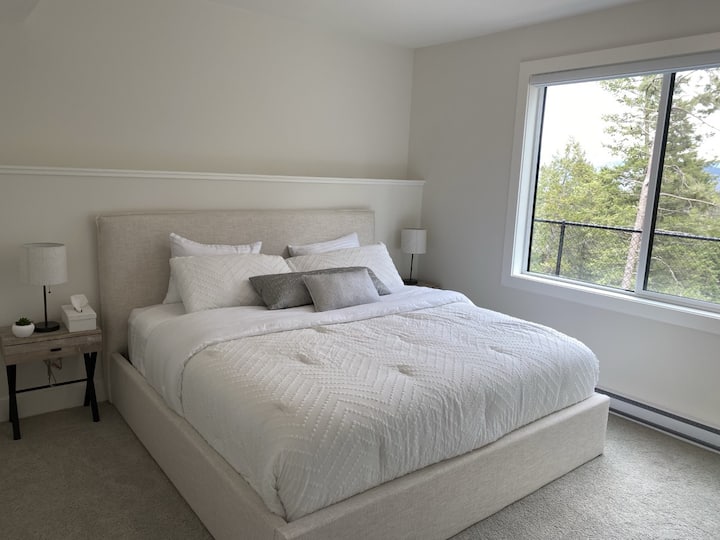 Licensed New & Modern 2 Bedroom Lakeview Walk Out - West Kelowna