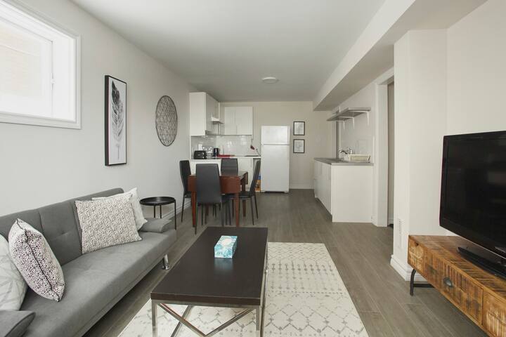Bright & Modern Barrie 2br Suite (30+ Day Special) - Barrie