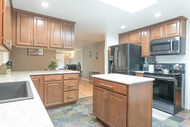 Entire Duplex! Sleeps 12! Hot Tub-2 Mi To Old Mill - Bend